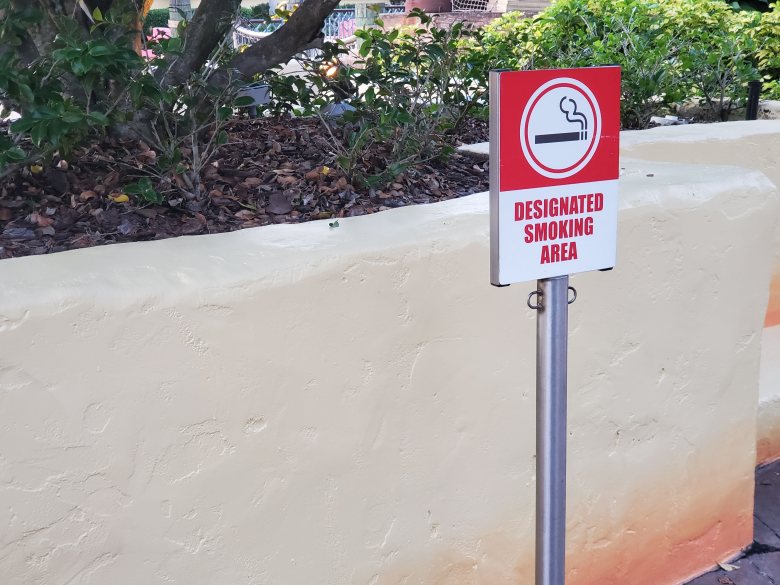 Smoking in the Theme Parks – Kozmo Photos