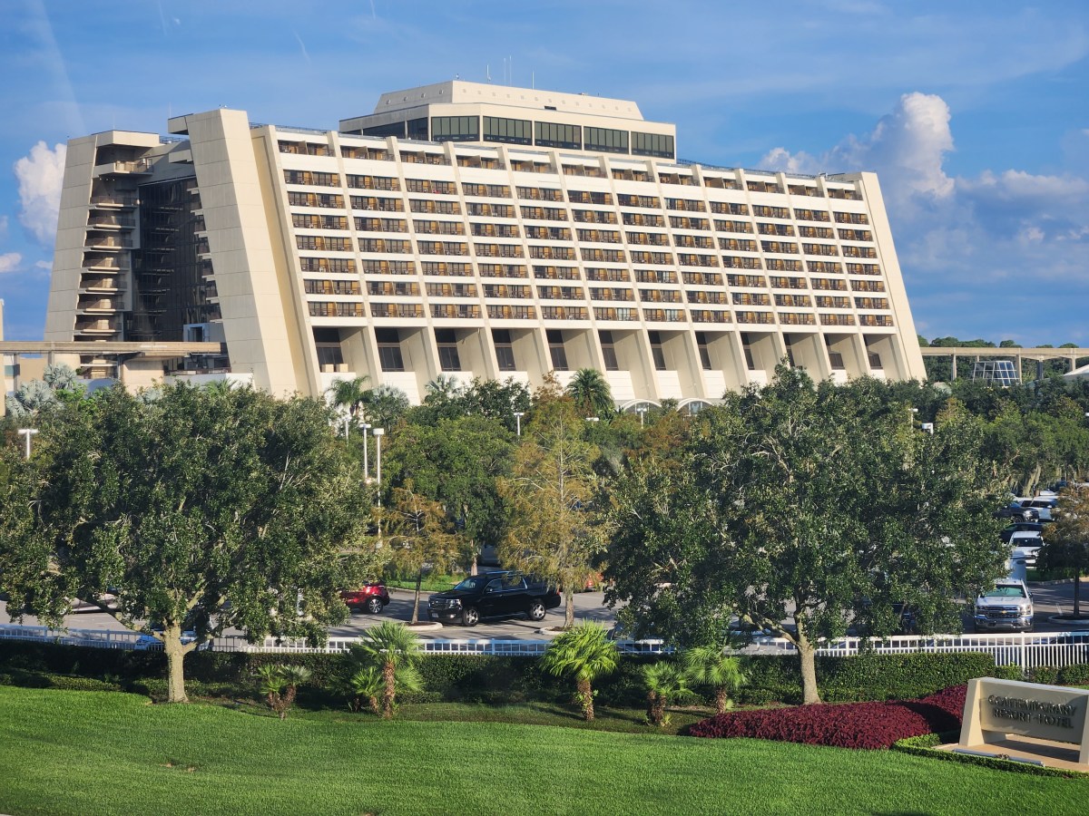 Contemporary Resort Review – Kozmo Photos